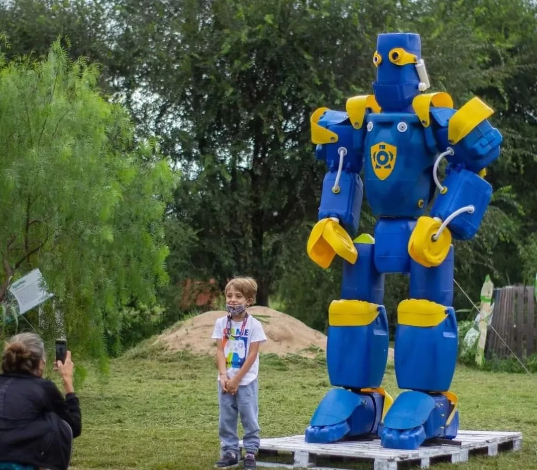 Robot Hecho Con Materiales Reciclados Don't Throw Away The Bottles At